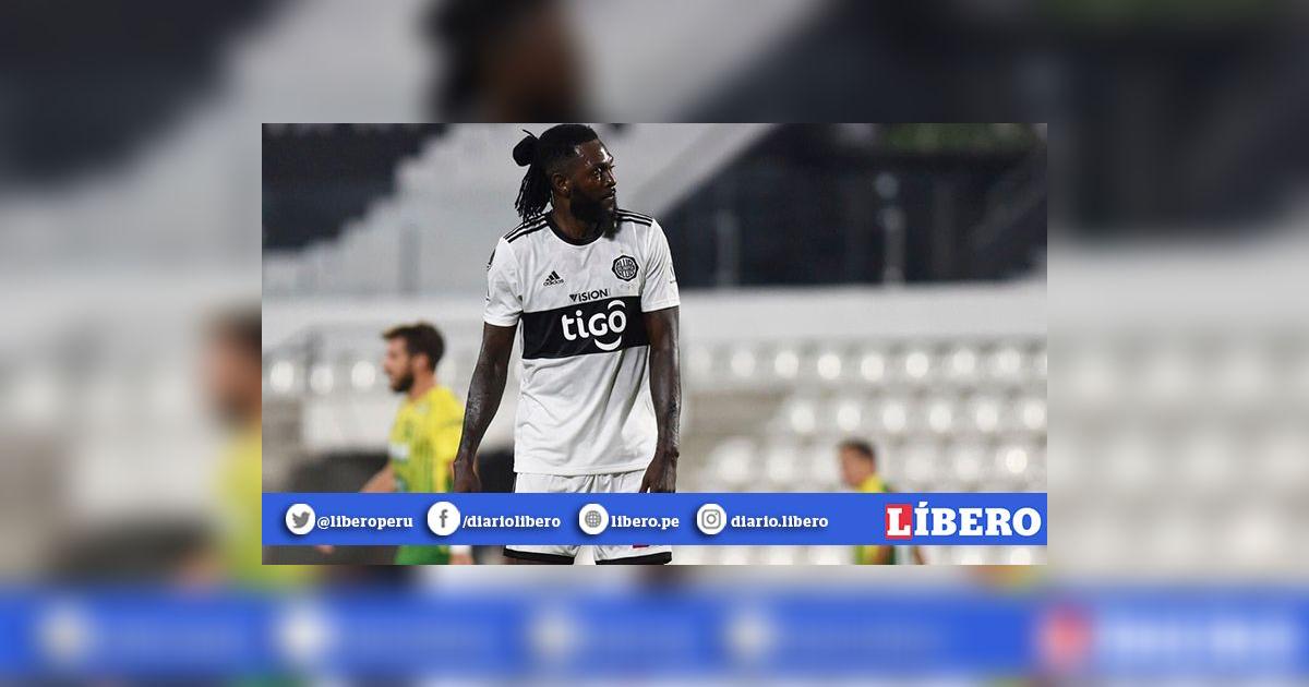 Adebayor dejó Olimpia para volver a Togo pero fue retenido en Benín