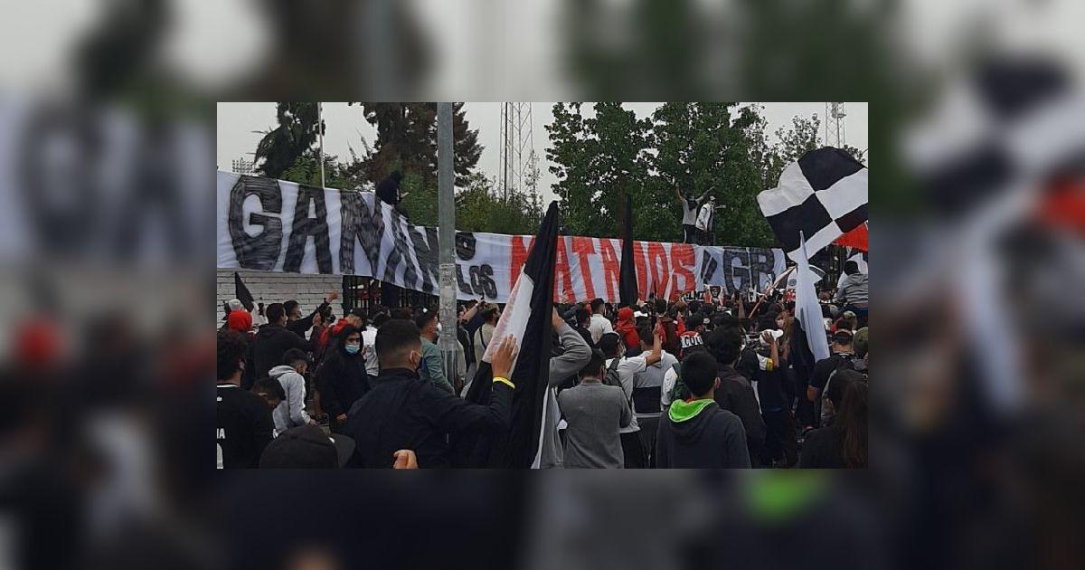 Hinchas de Colo Colo realizaron banderazo y amenazaron a los jugadores ...