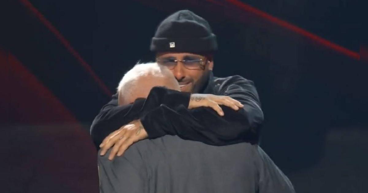 Billboard 2022: Nicky Jam se emociona al recibir Premio Salón de la ...