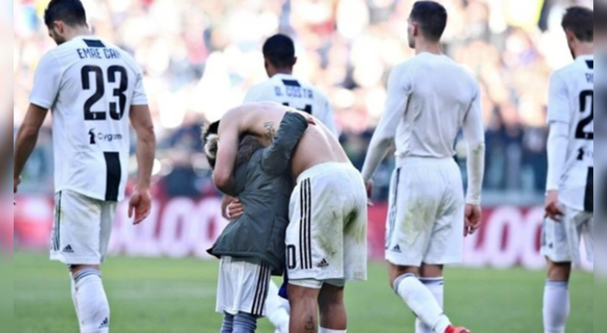 Juventus Dybala Casi Se Queda Desnudo En Pleno Campo De Juego