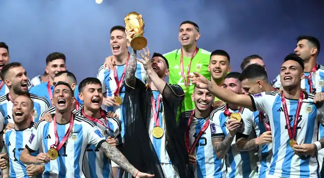 Al estilo de un jeque: ¿Qué llevaba puesto Lionel Messi mientras alzaba ...